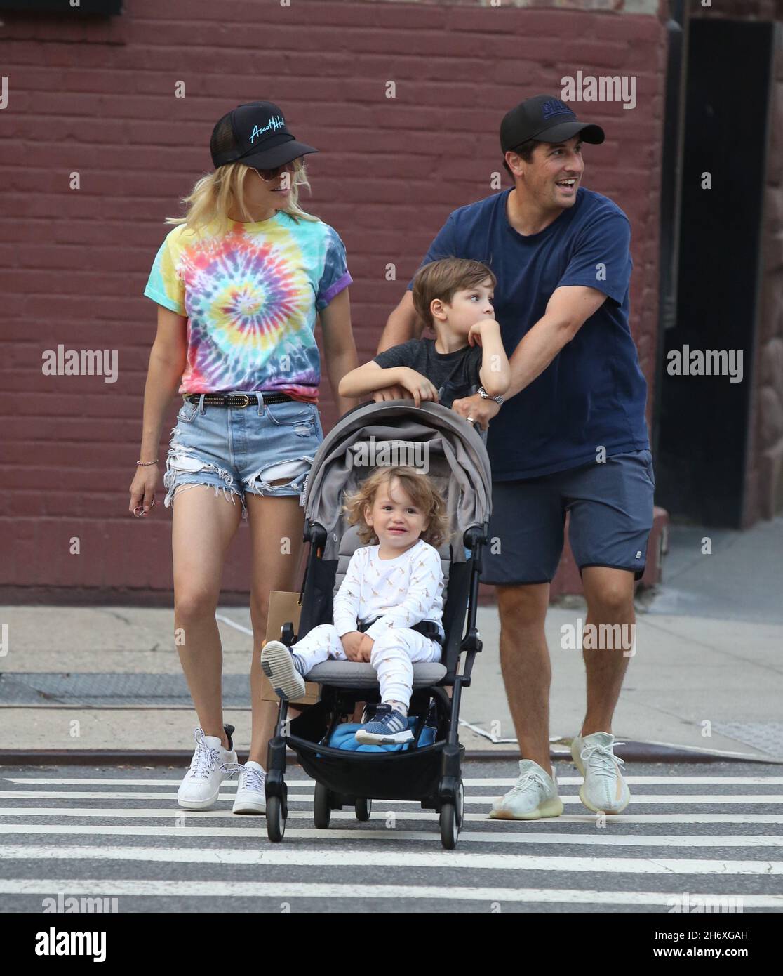 New York - NY - 09/01/2019 - Jason BiggsJenny Mollenand sons Sid Biggs ...