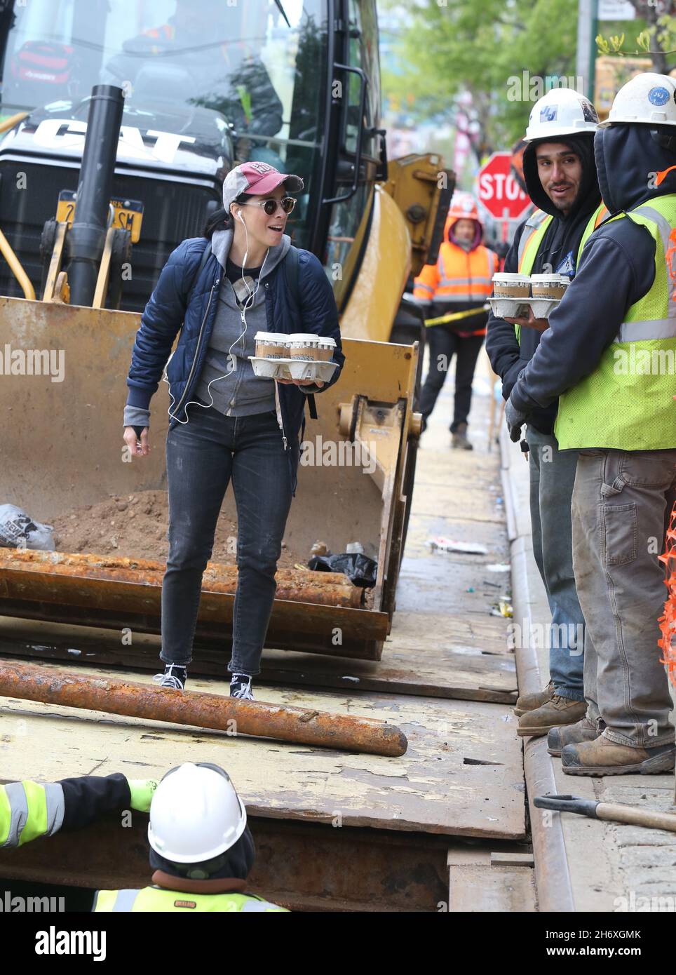New York - NY - 04/28/2019 -Sarah Silverman stopping to buy coffee for ...
