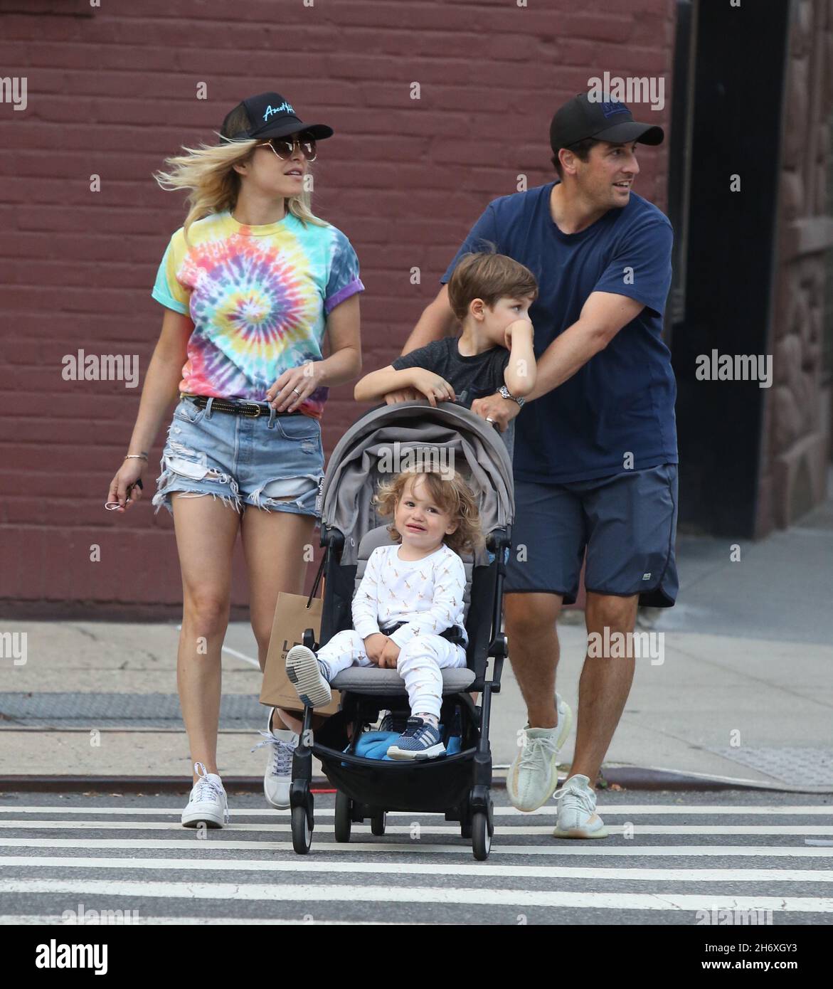 New York - NY - 09/01/2019 - Jason BiggsJenny Mollenand sons Sid Biggs ...