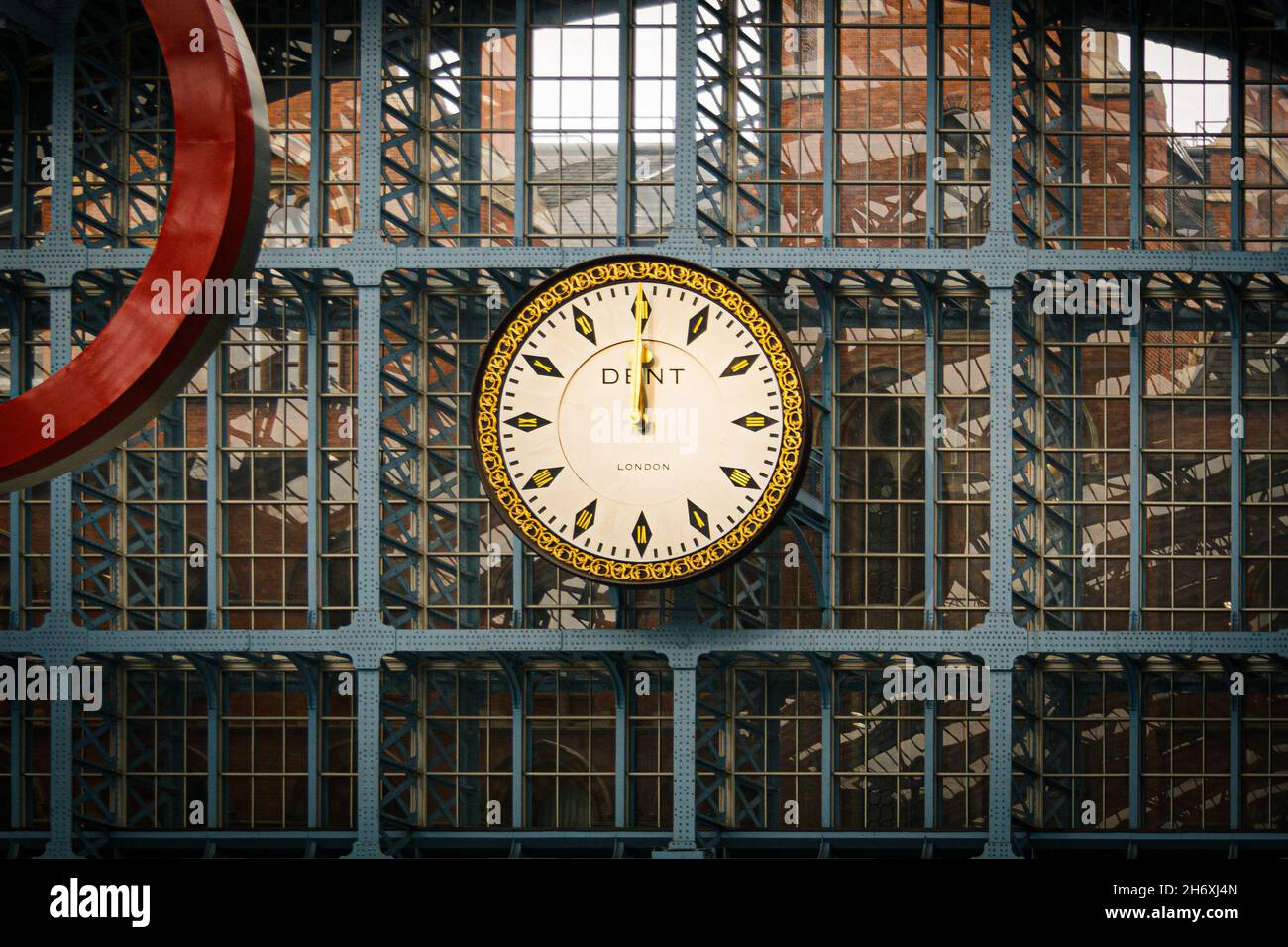Railway station clock uk vintage hi-res stock photography and images ...