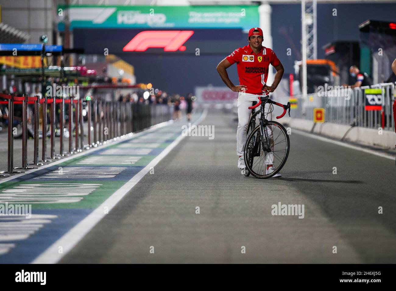 SAINZ Carlos (spa), Scuderia Ferrari SF21, portrait cycling bicycle ...