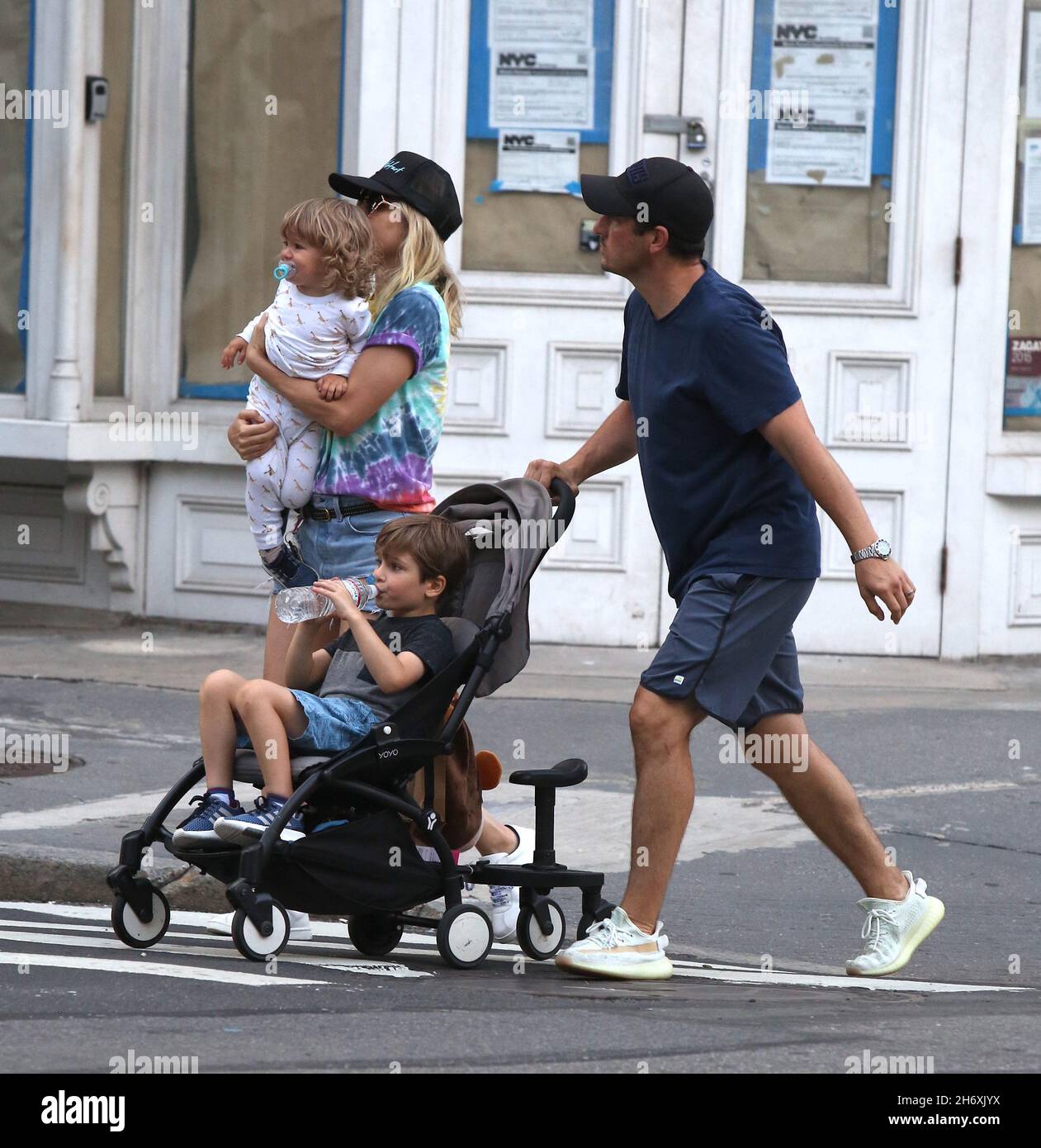 New York - NY - 09/01/2019 - Jason BiggsJenny Mollenand sons Sid Biggs ...