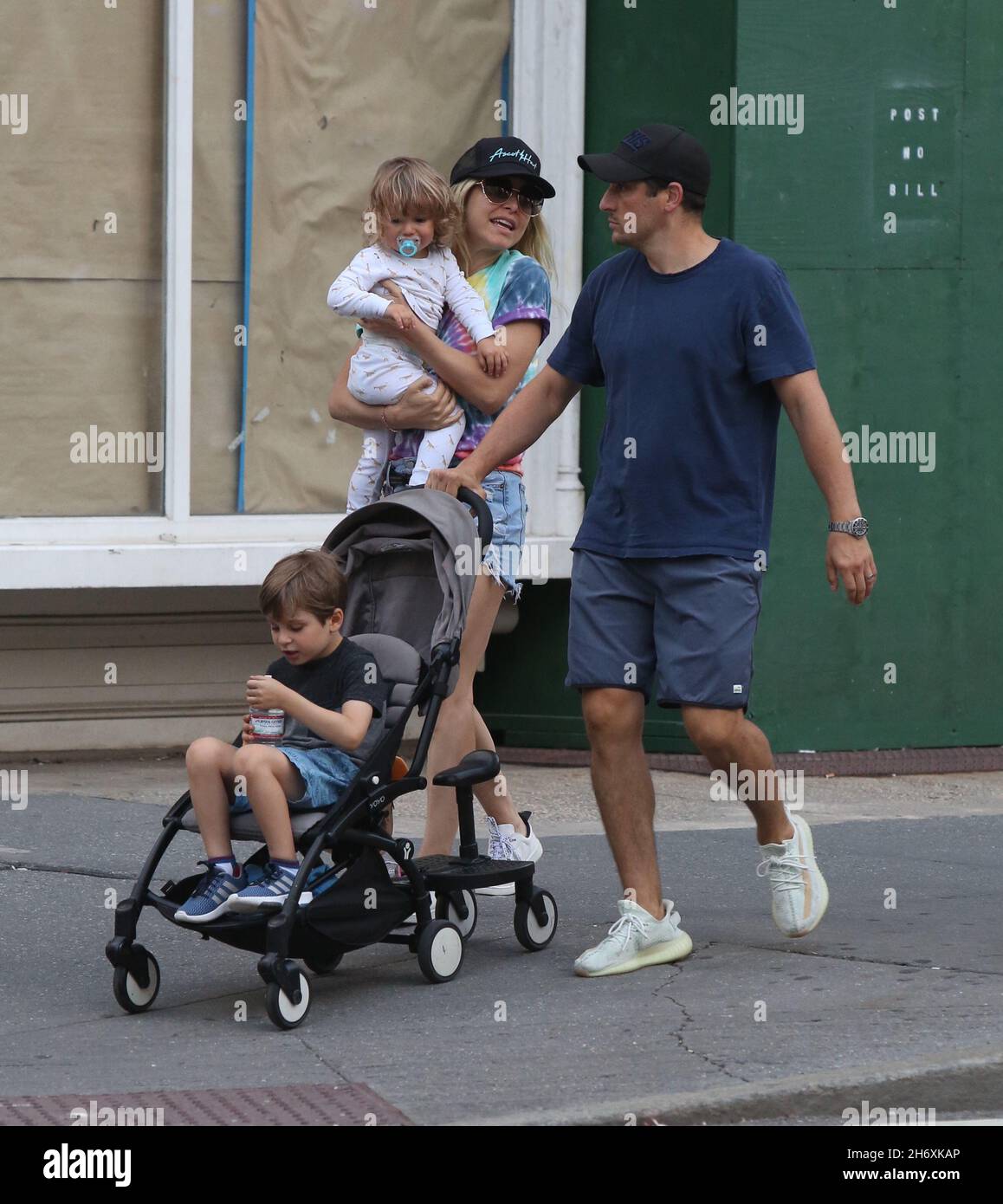 New York - NY - 09/01/2019 - Jason BiggsJenny Mollenand sons Sid Biggs ...