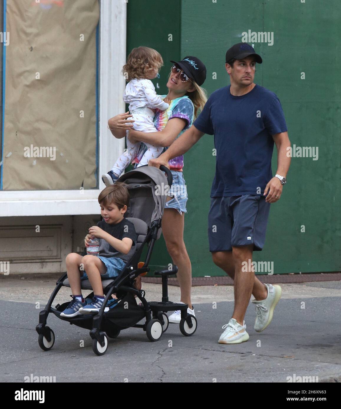 New York - NY - 09/01/2019 - Jason BiggsJenny Mollenand sons Sid Biggs ...