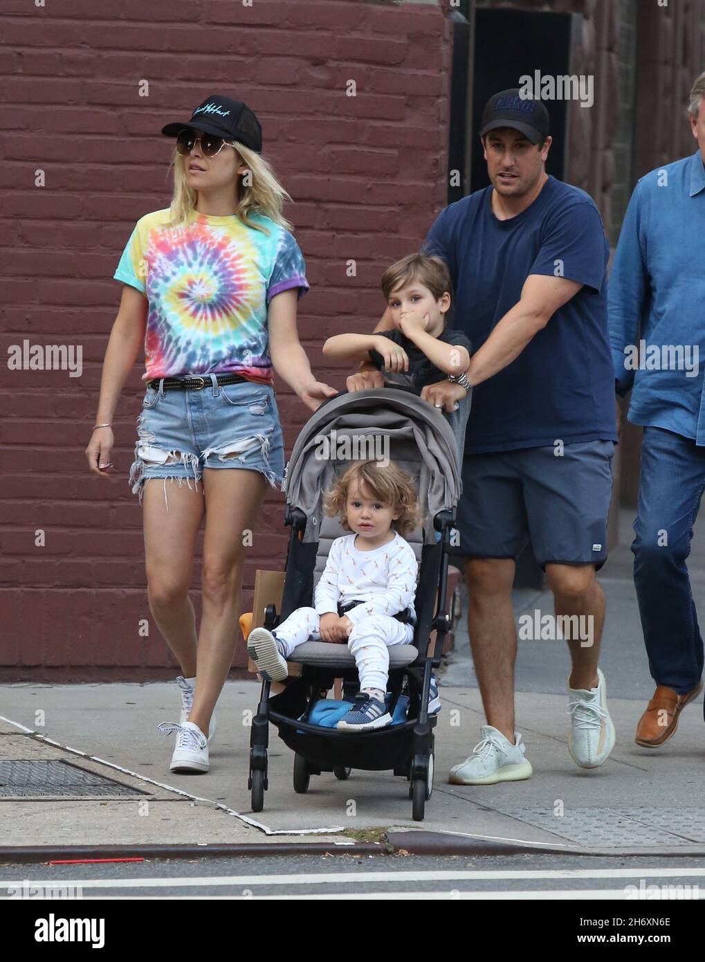 New York - NY - 09/01/2019 - Jason BiggsJenny Mollenand sons Sid Biggs ...