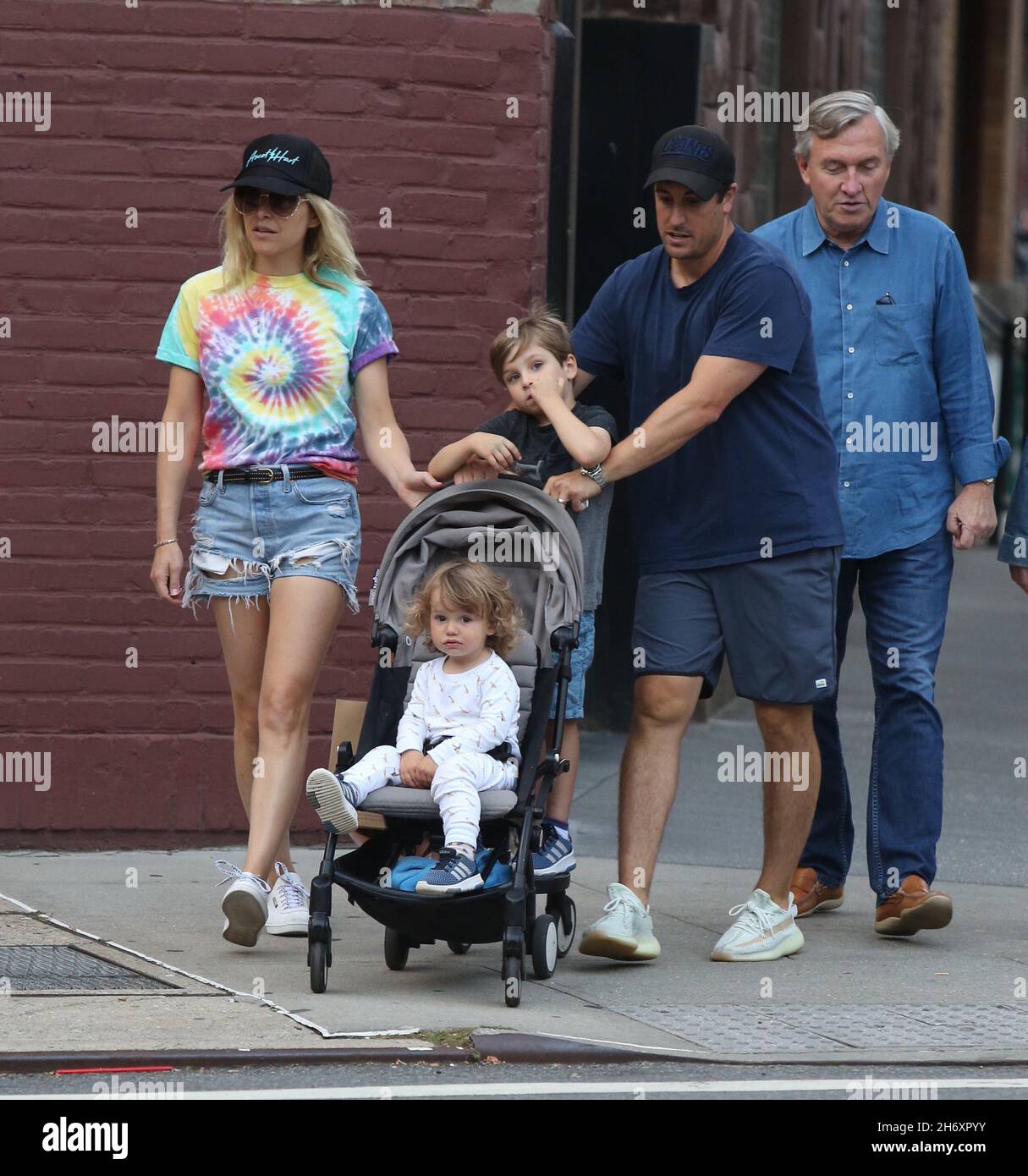 New York - NY - 09/01/2019 - Jason BiggsJenny Mollenand sons Sid Biggs ...