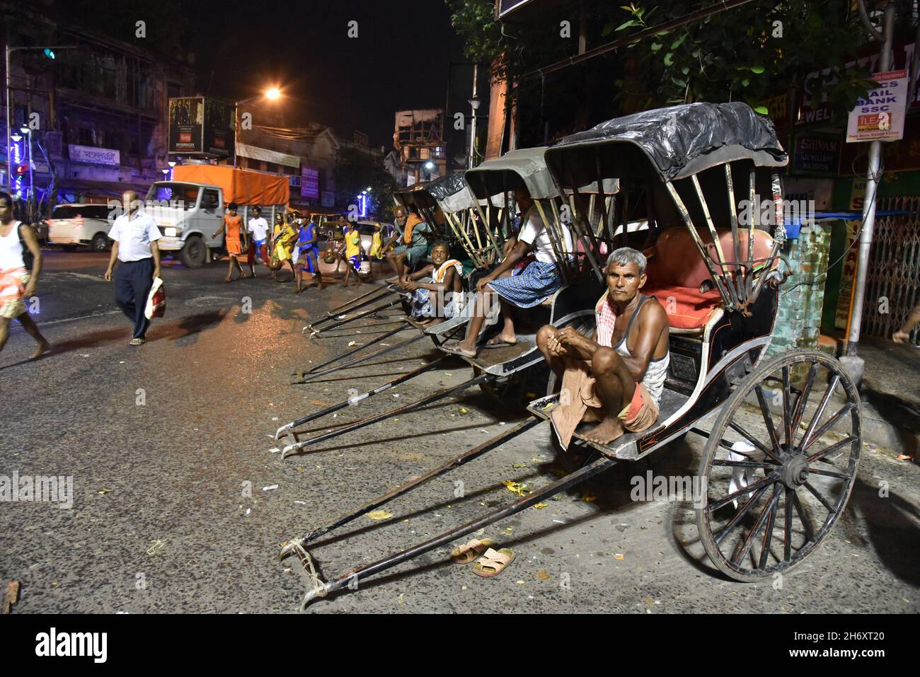 Kids on rickshaw india hi-res stock photography and images - Alamy
