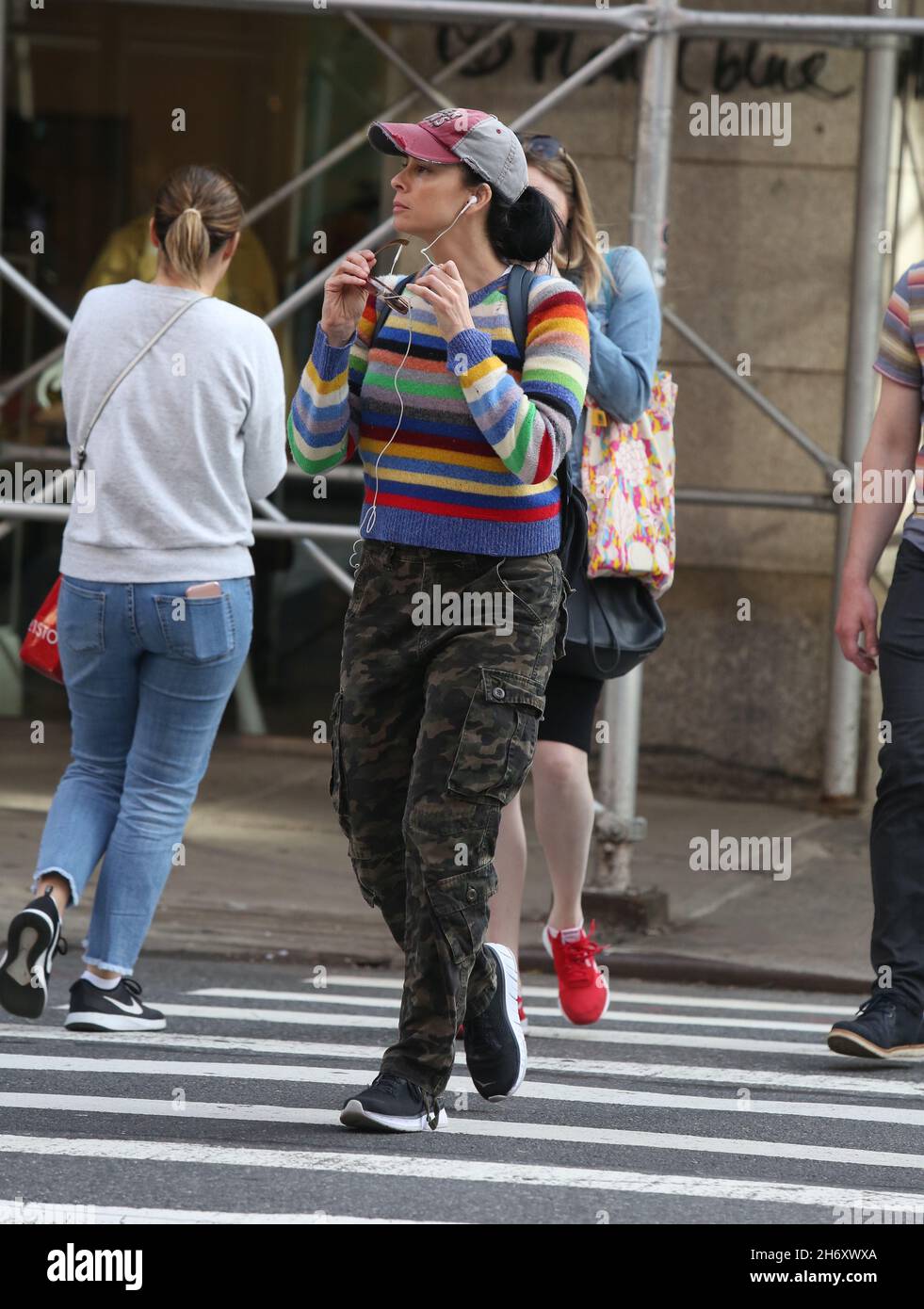 New York - NY - 04/21/2019 - Sarah Silverman Shopping Alone in Soho on ...