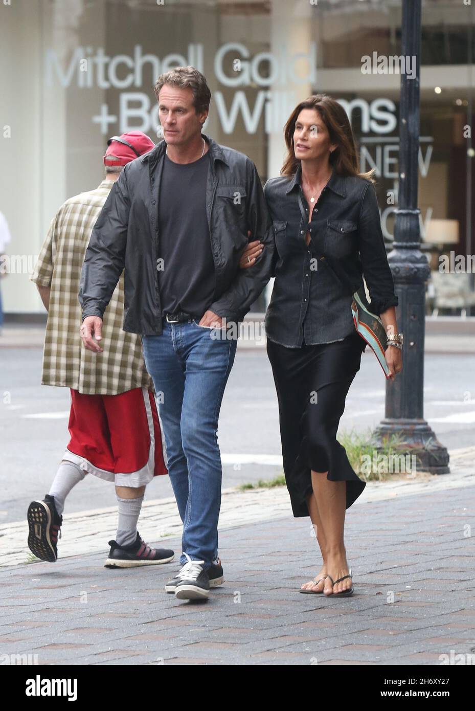 New York - NY - 09/02/2019 - Cindy Crawford and Rande Gerber stopping ...