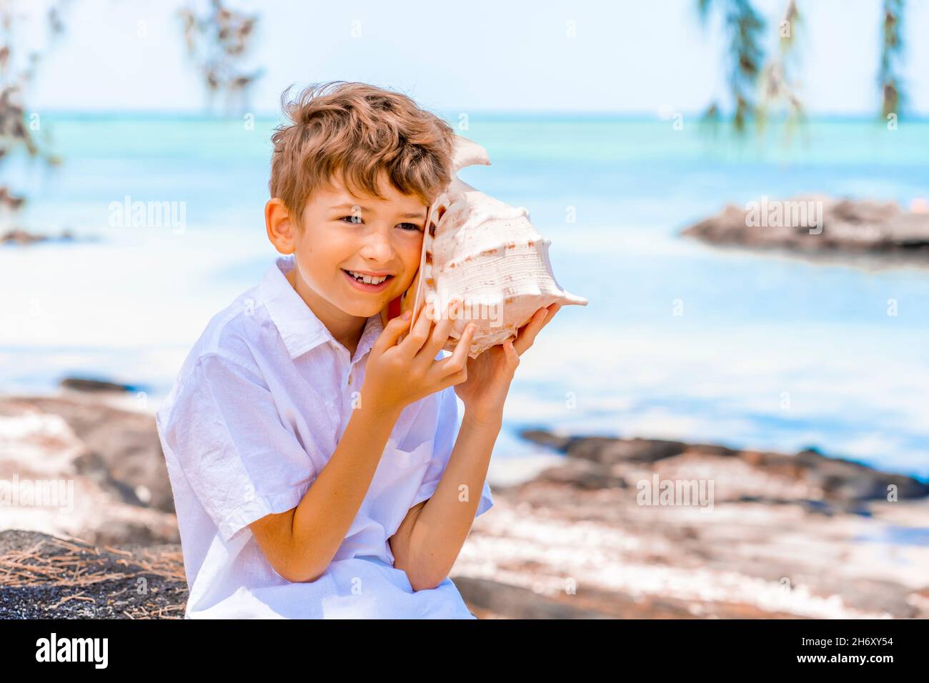 Listen seashell hi-res stock photography and images - Alamy