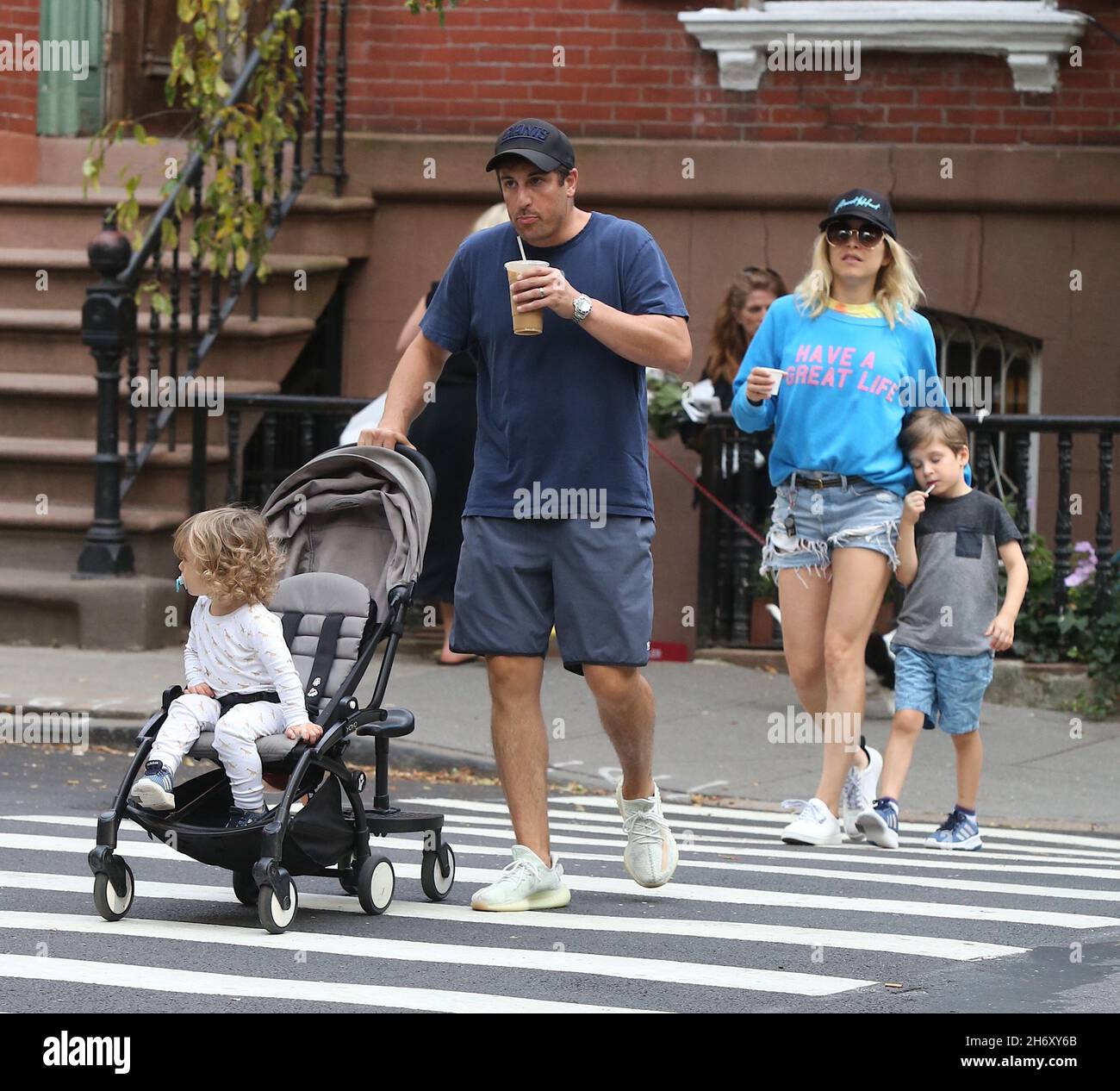 New York - NY - 09/01/2019 - Jason BiggsJenny Mollenand sons Sid Biggs ...