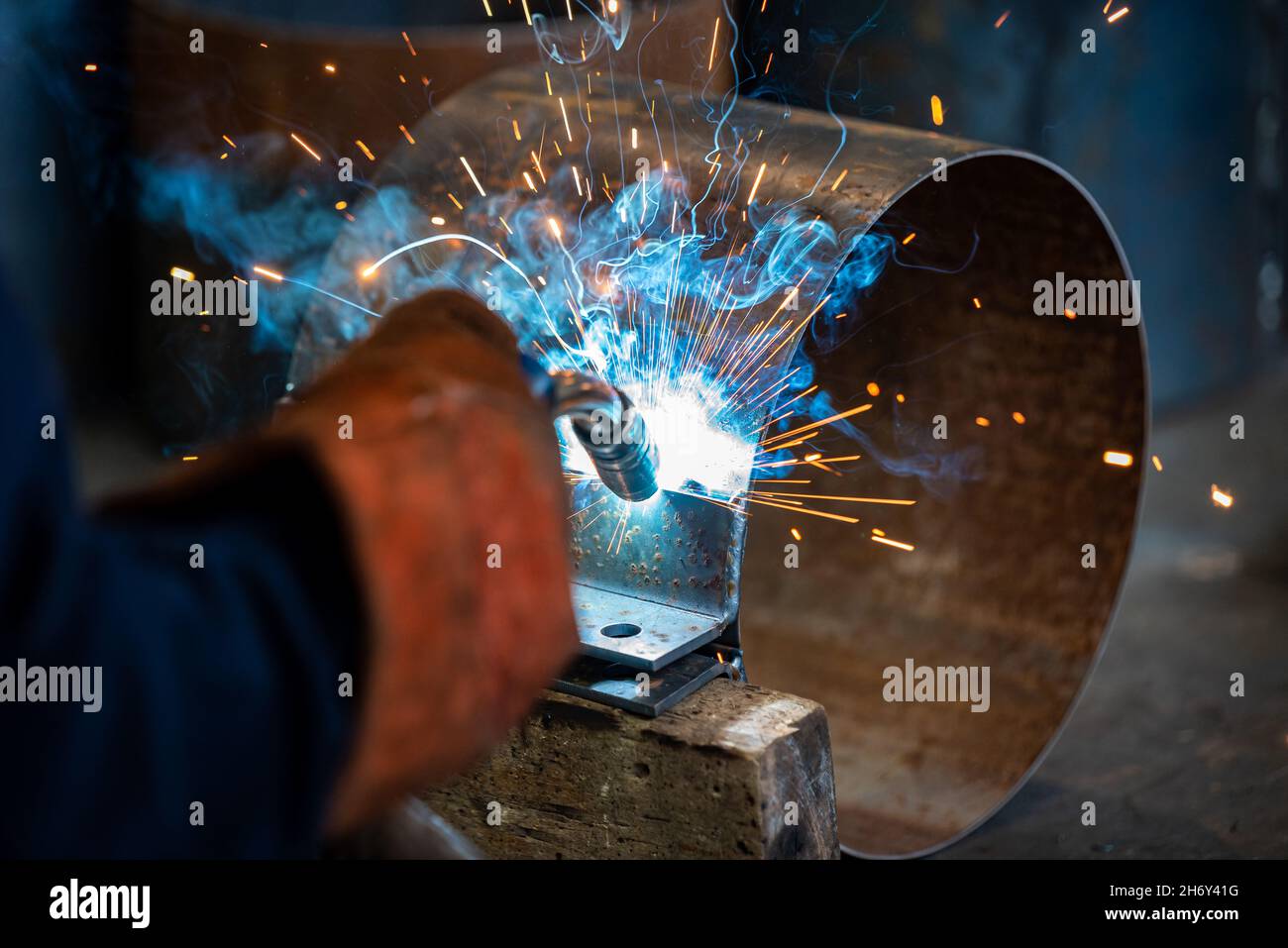 Electric welding of workers in the machine industry Stock Photo - Alamy