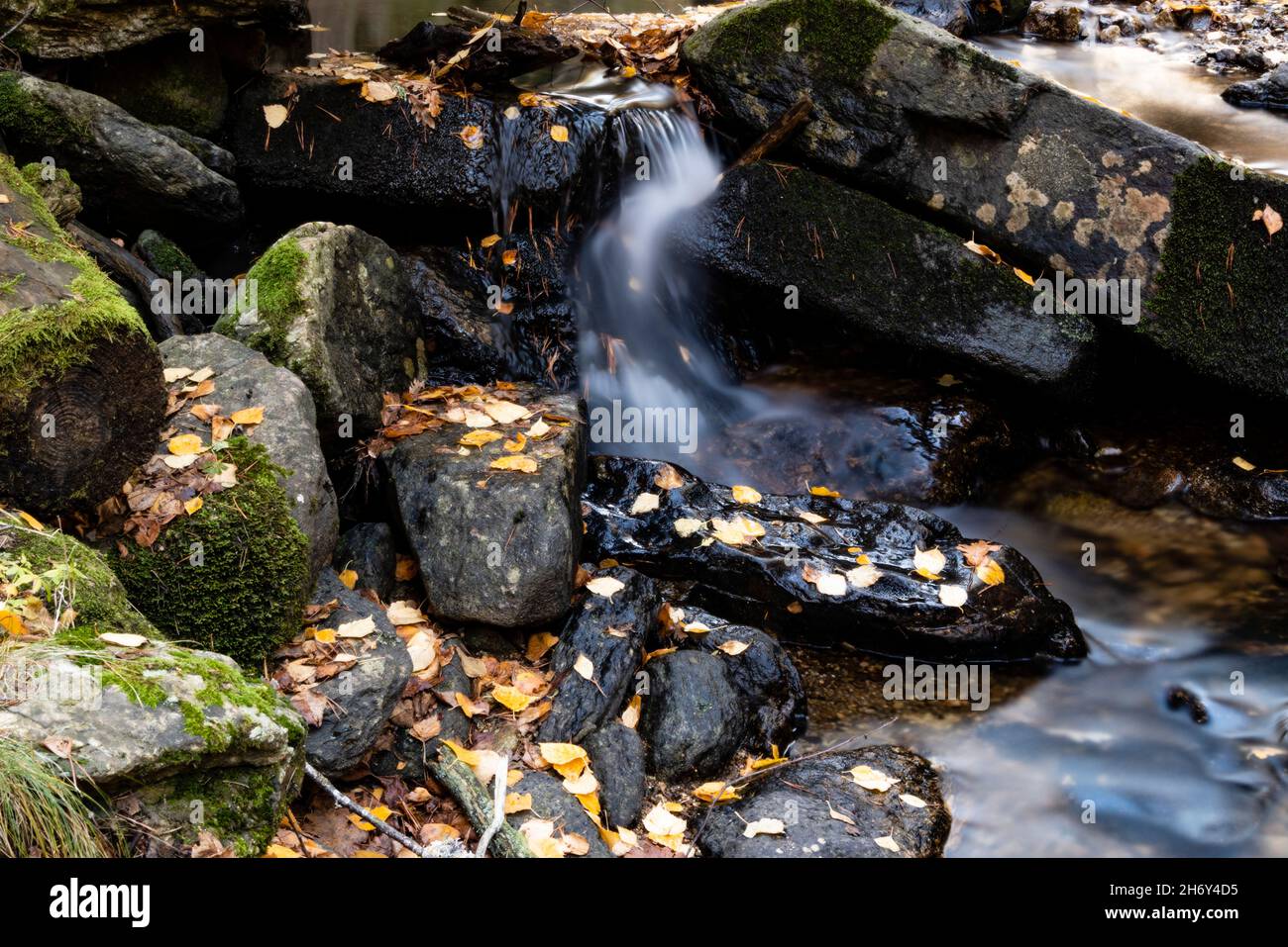 Dark wet rocks hi-res stock photography and images - Alamy