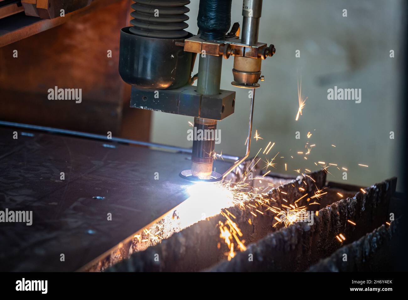 Plasma steel cutting in the machine industry Stock Photo - Alamy