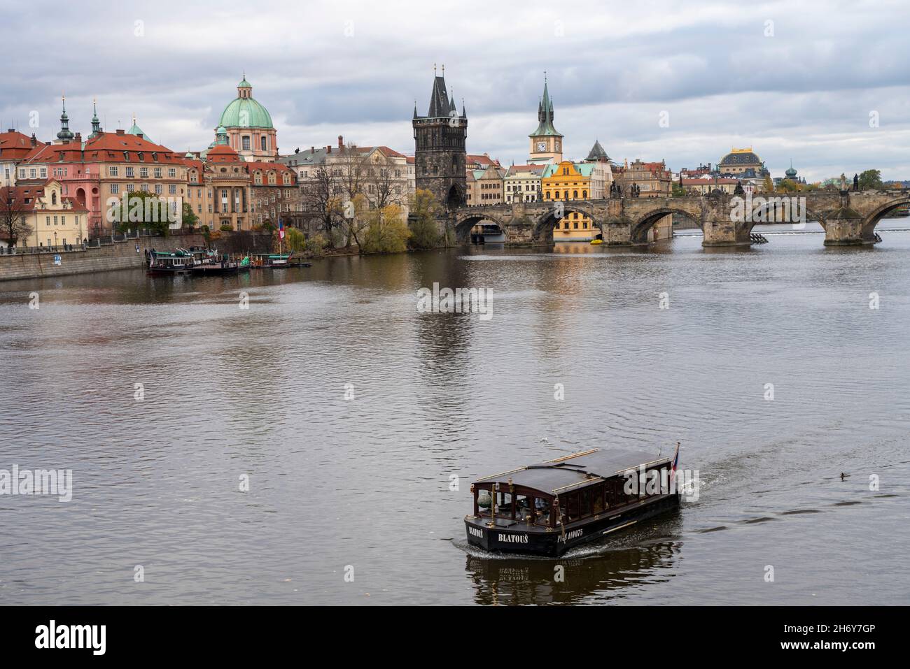 Praga, Czech Republic, november 2021 - Ponte Carlo, Charles Bridge ...