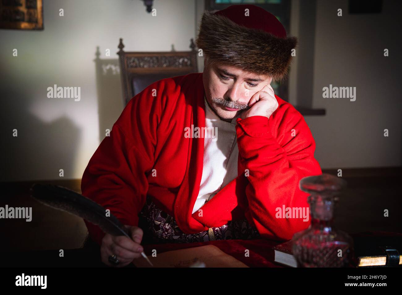 Medieval mens clothing hi-res stock photography and images - Alamy