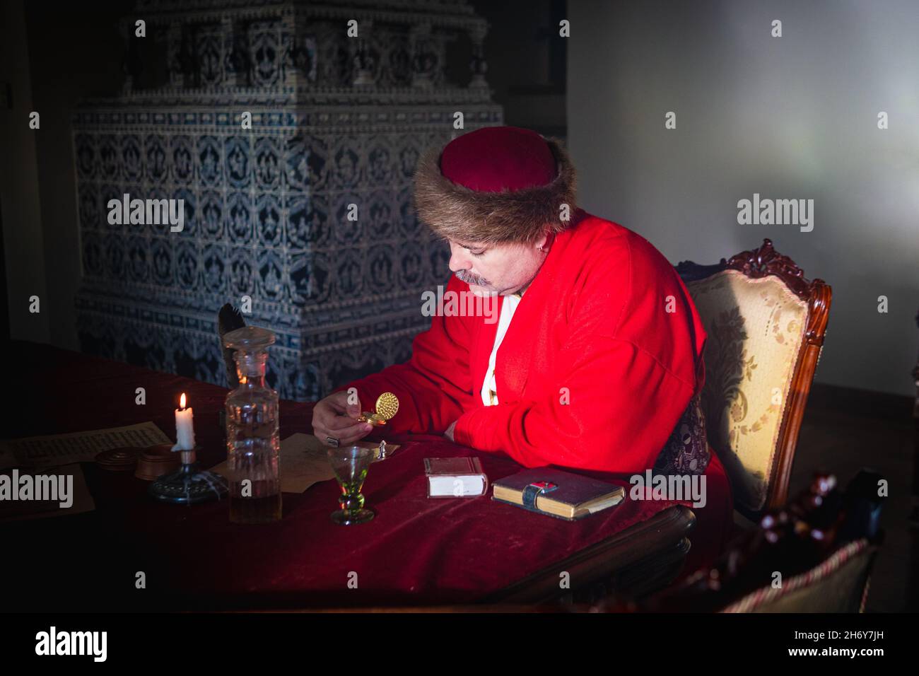 Medieval mens clothing hi-res stock photography and images - Alamy