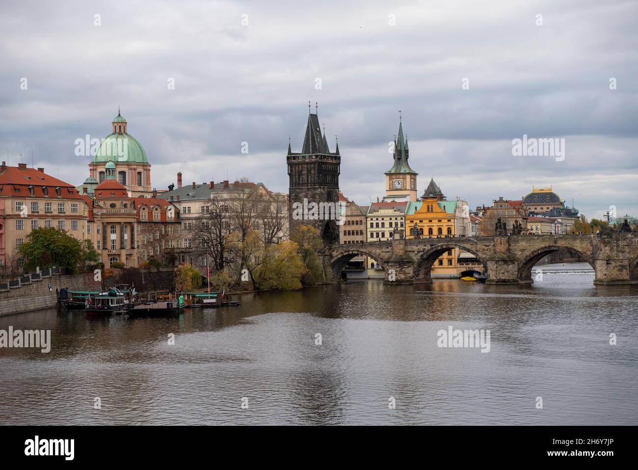 Praga, Czech Republic, november 2021 - Ponte Carlo, Charles Bridge ...