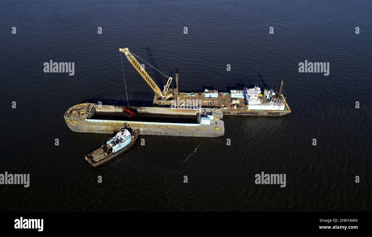 Dredging crane hi-res stock photography and images - Alamy