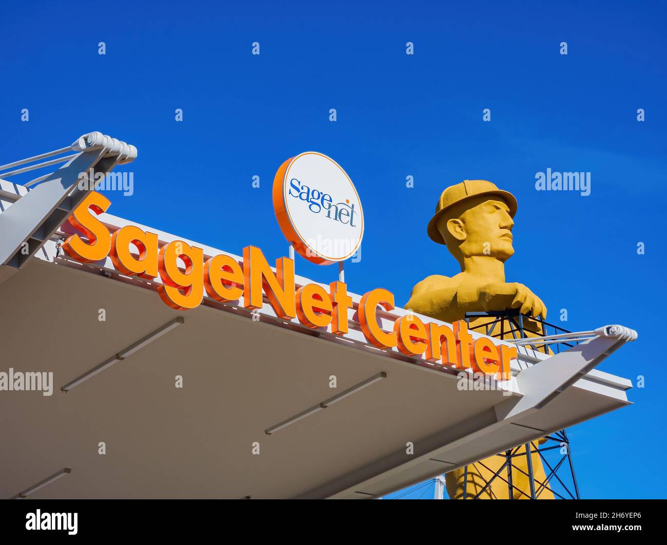 Golden driller statue hi-res stock photography and images - Alamy