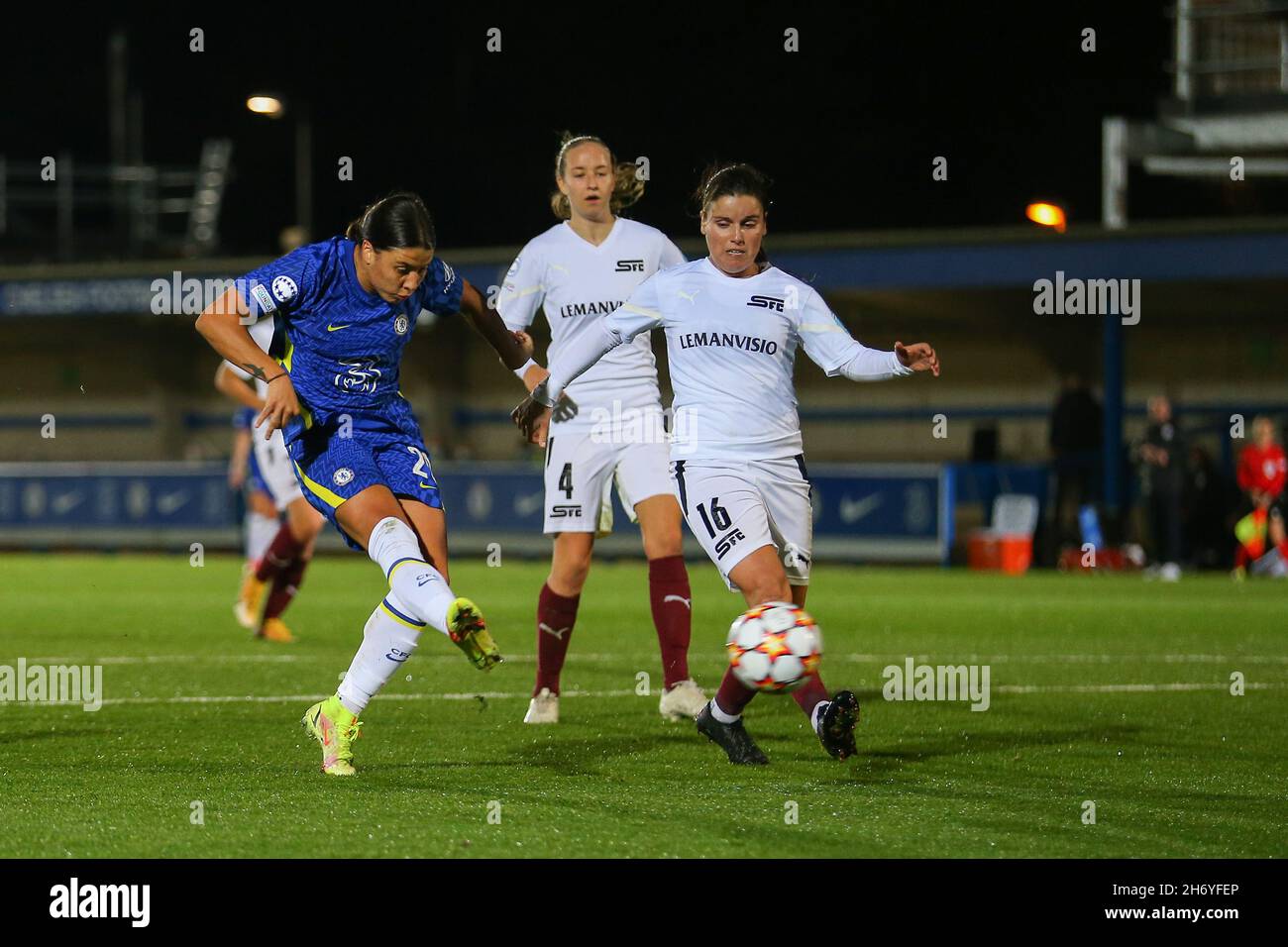 London, England, Nov 18th2021: Sam Kerr (20 Chelsea) strikes for goal ...