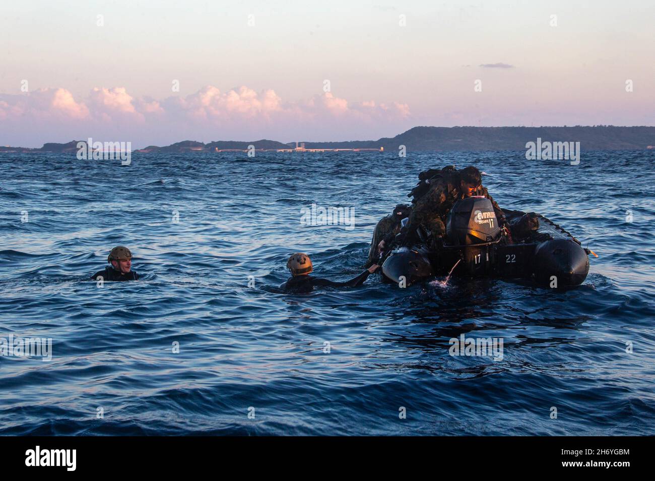 Combat rubber reconnaissance craft hi-res stock photography and images ...