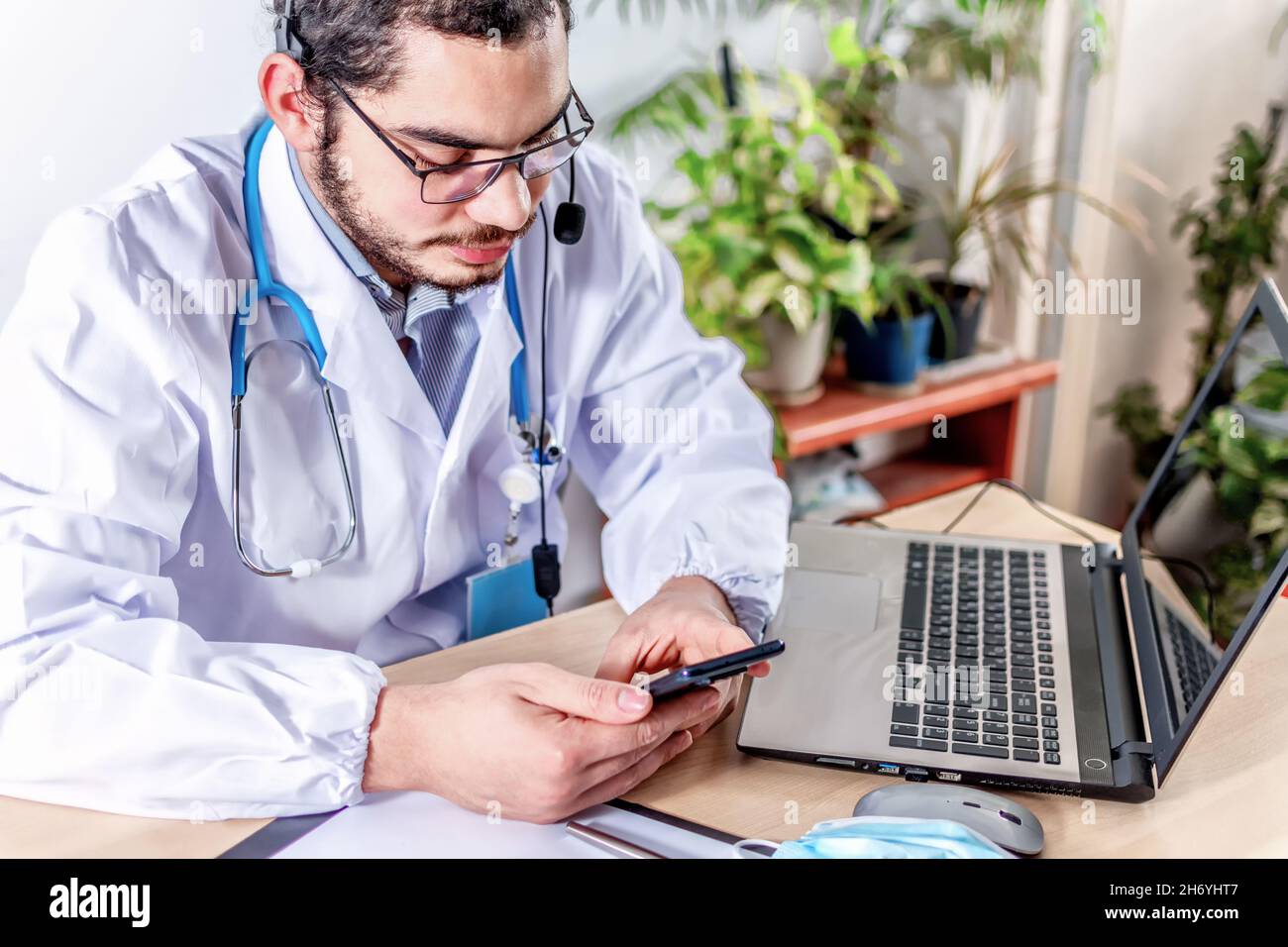 Doctor white screen on hi-res stock photography and images - Alamy