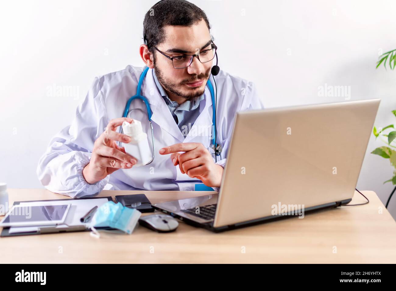 Doctor prescribing medication hi-res stock photography and images - Alamy