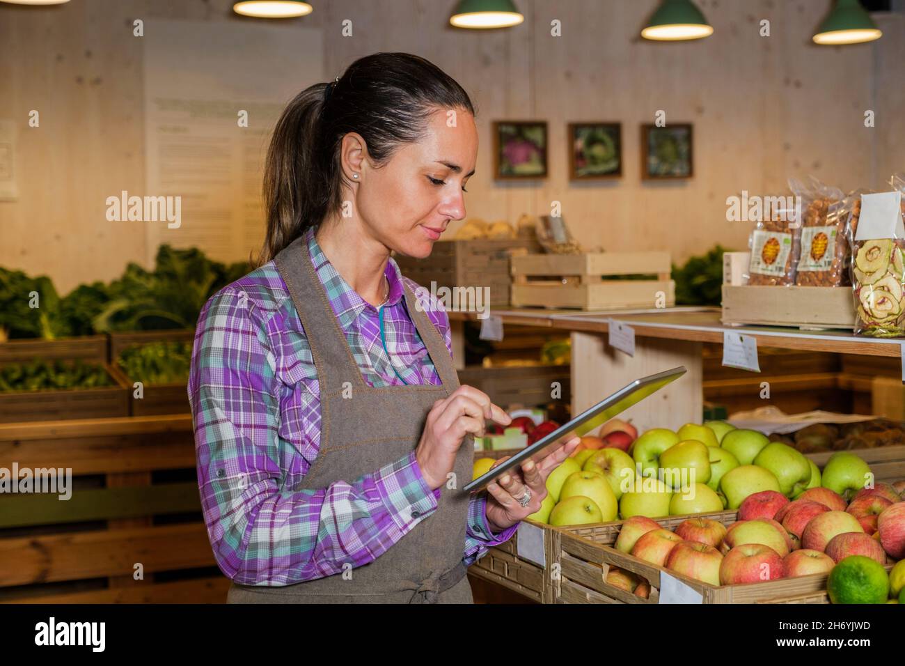 Grocery store assistant hi-res stock photography and images - Alamy