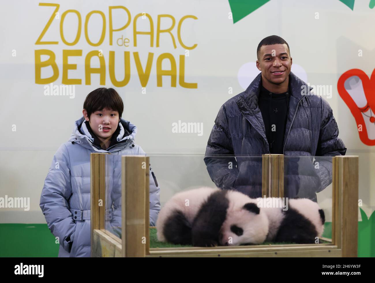 (211119) -- BEAUVAL, Nov. 19, 2021 (Xinhua) -- Chinese Olympic gold ...