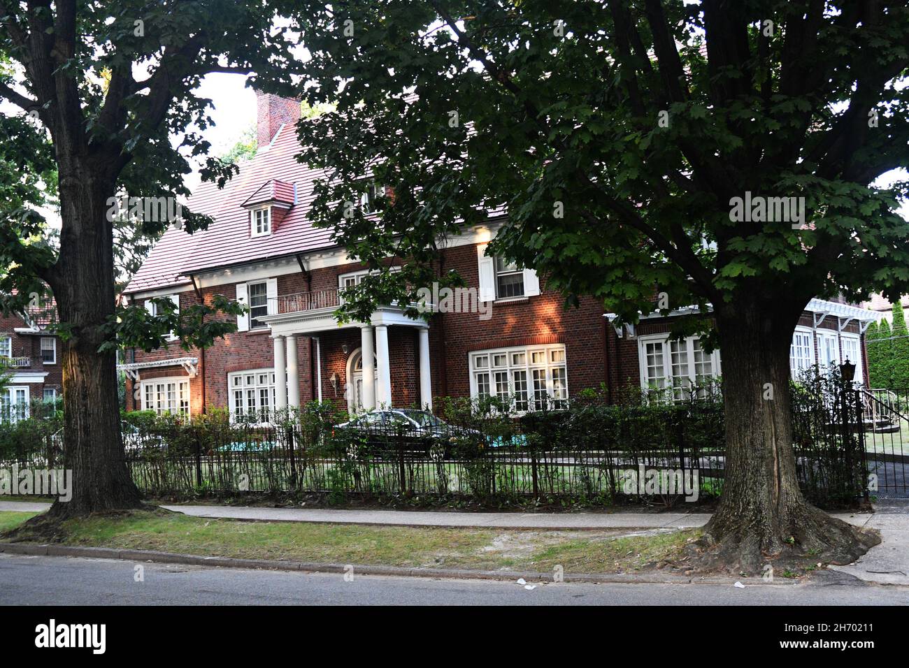 A GOOD PLACE: The Forest Hills Gardens affluent community features old ...