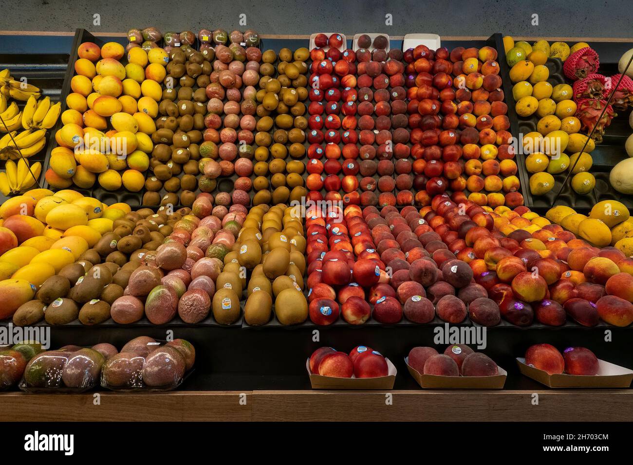 Display peaches on supermarket fruit hi-res stock photography and ...