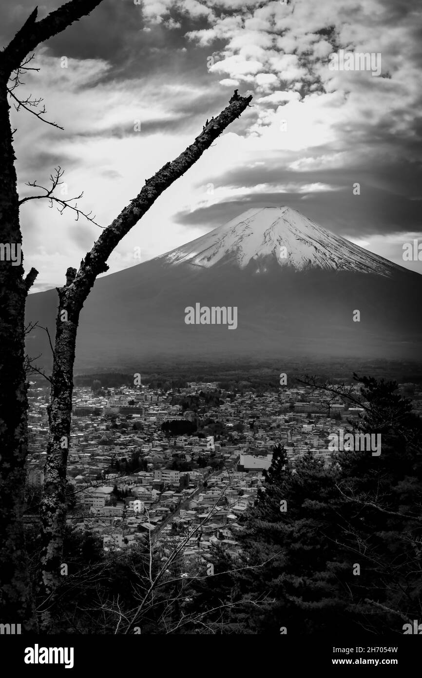Japan mount fuji fujiyoshida Black and White Stock Photos & Images - Alamy