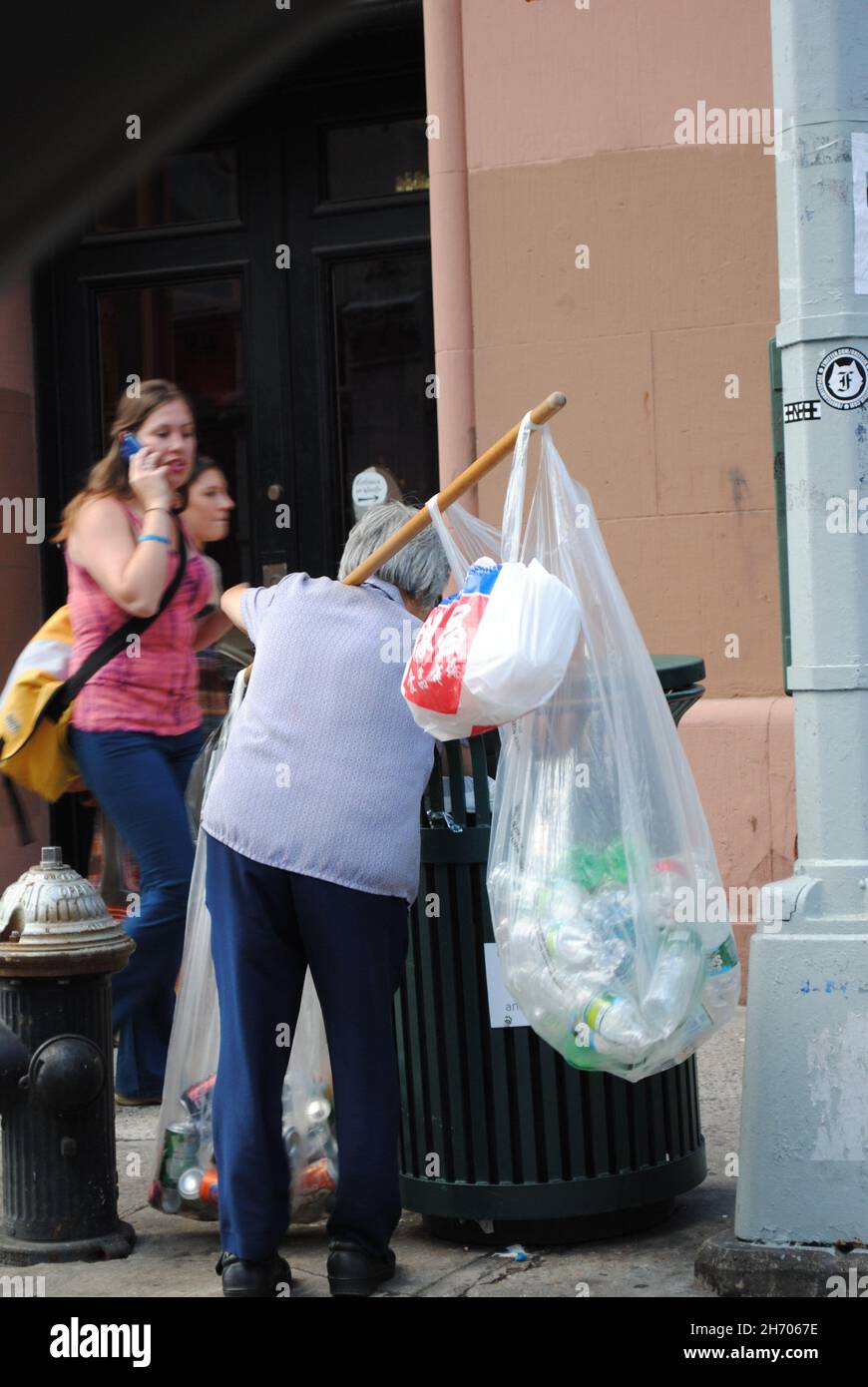People and things on the streets of New York City Stock Photo - Alamy