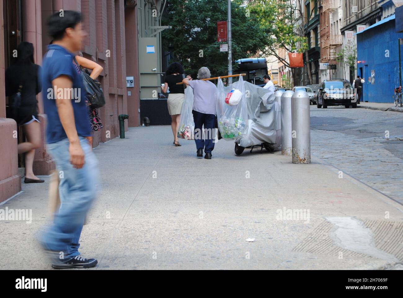 People and things on the streets of New York City Stock Photo - Alamy