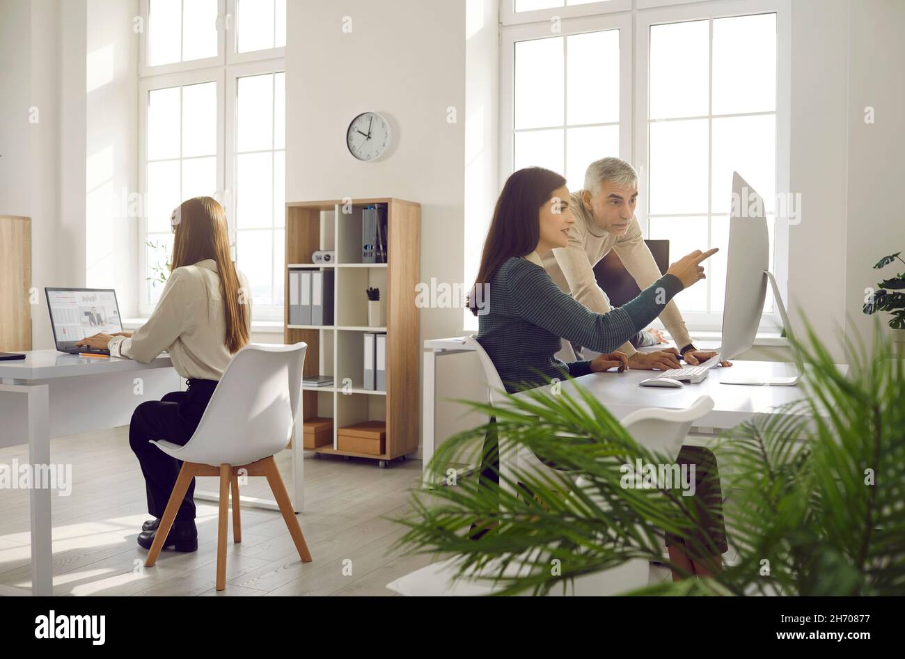Modern office working computers hi-res stock photography and images - Alamy