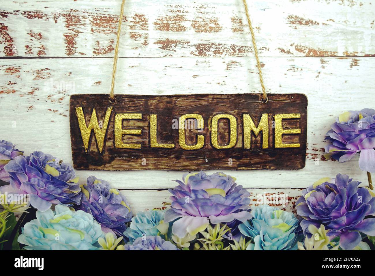 Welcome Sign with flowers frame decorate on wooden background Stock ...