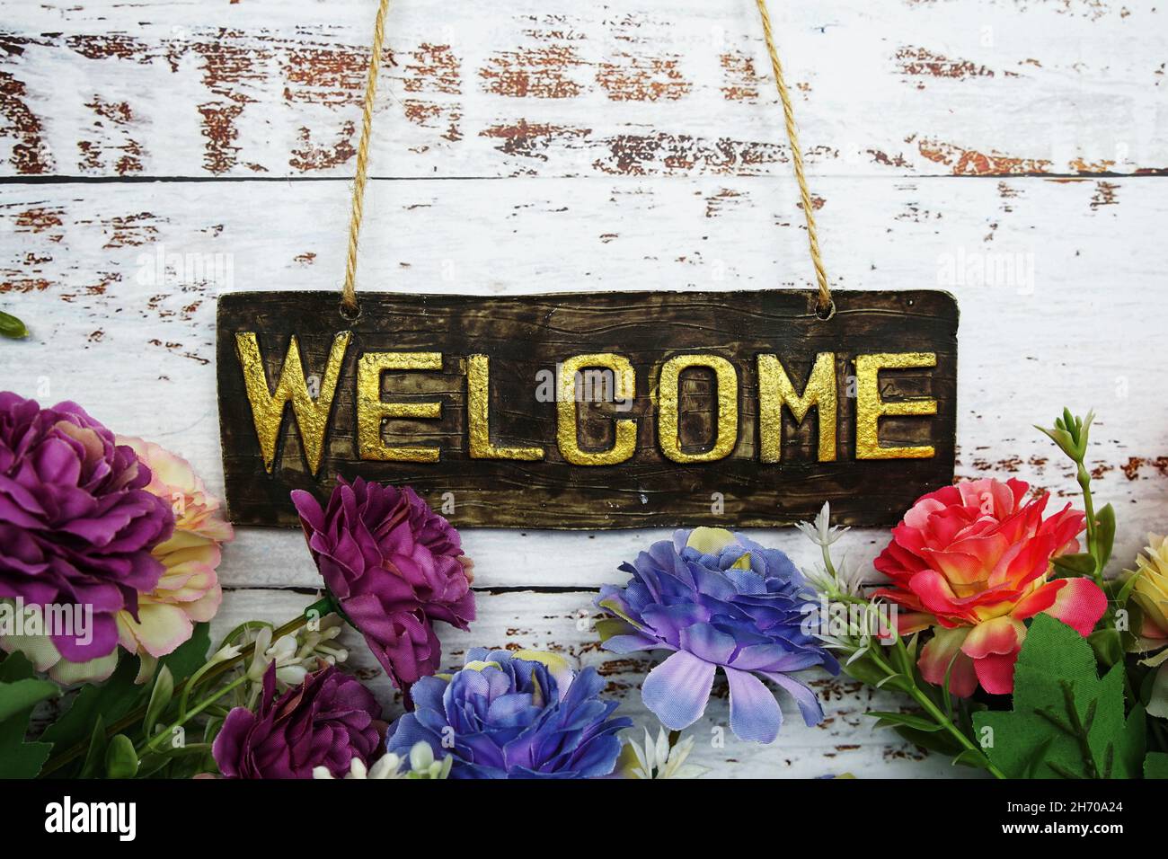 Welcome Sign with flowers frame decorate on wooden background Stock ...