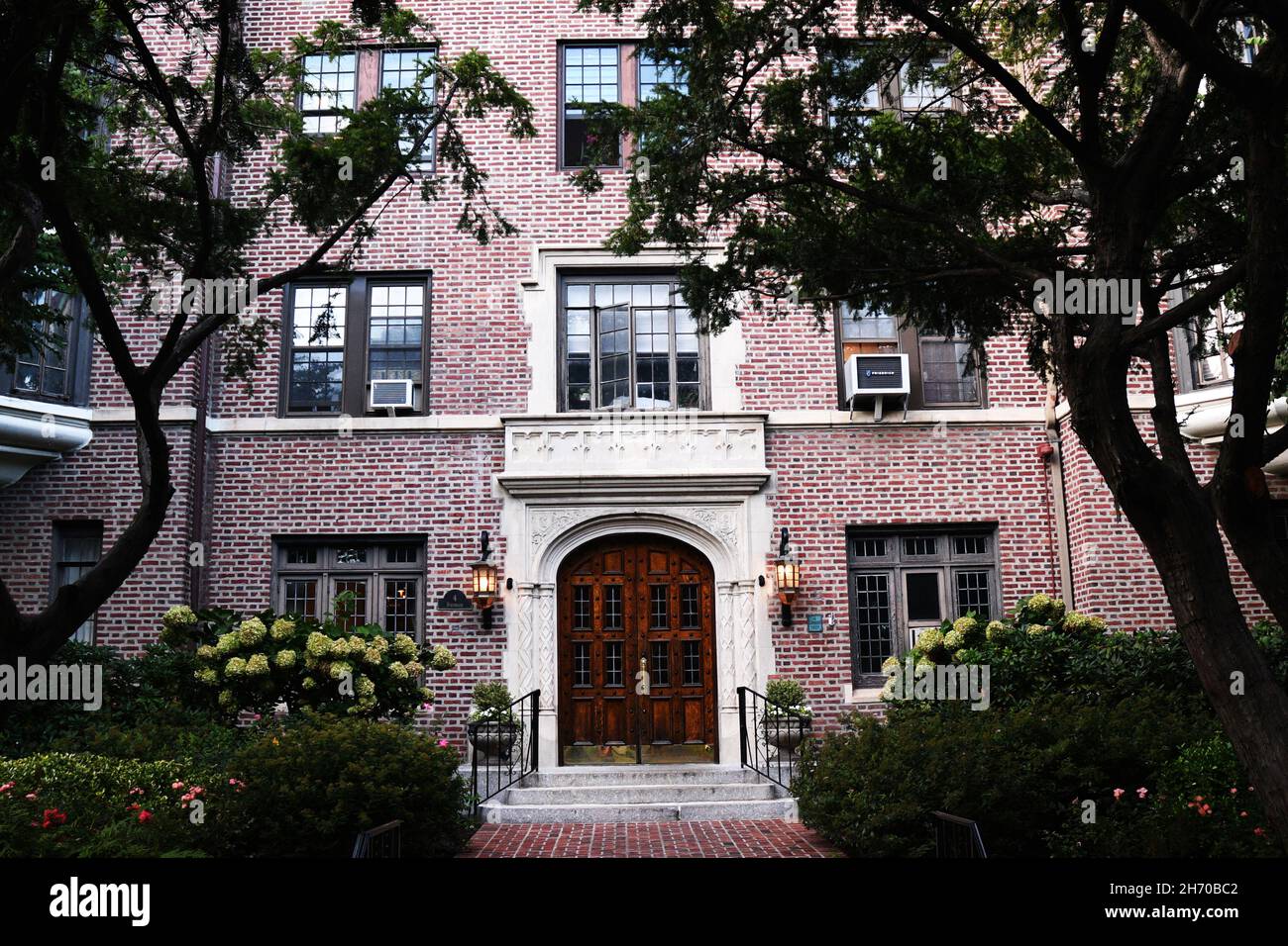 A GOOD PLACE: The Forest Hills Gardens affluent community features old ...