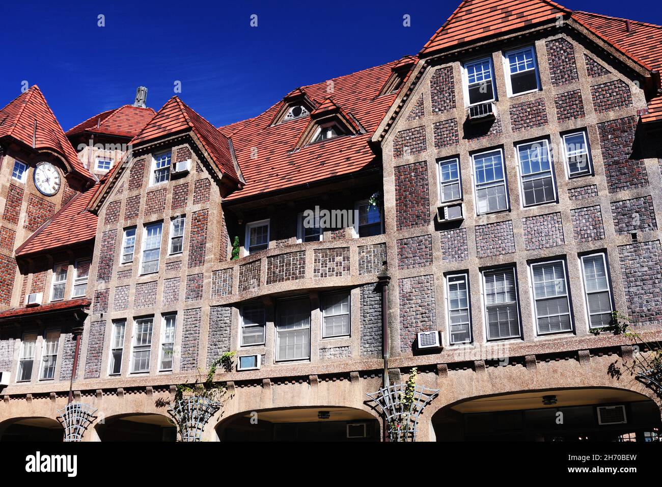 A GOOD PLACE: The Forest Hills Gardens affluent community features old ...