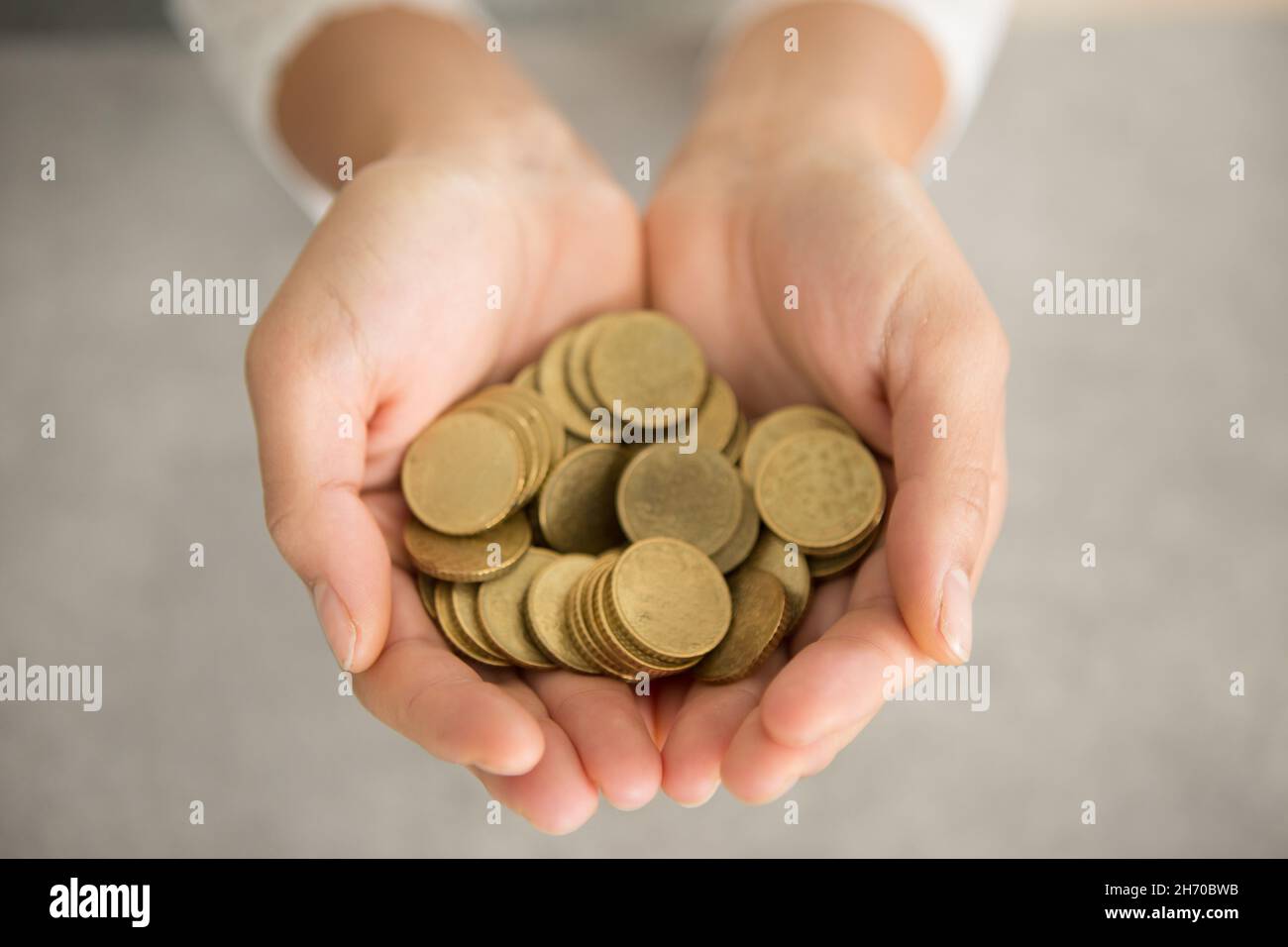 coins in hand Stock Photo - Alamy