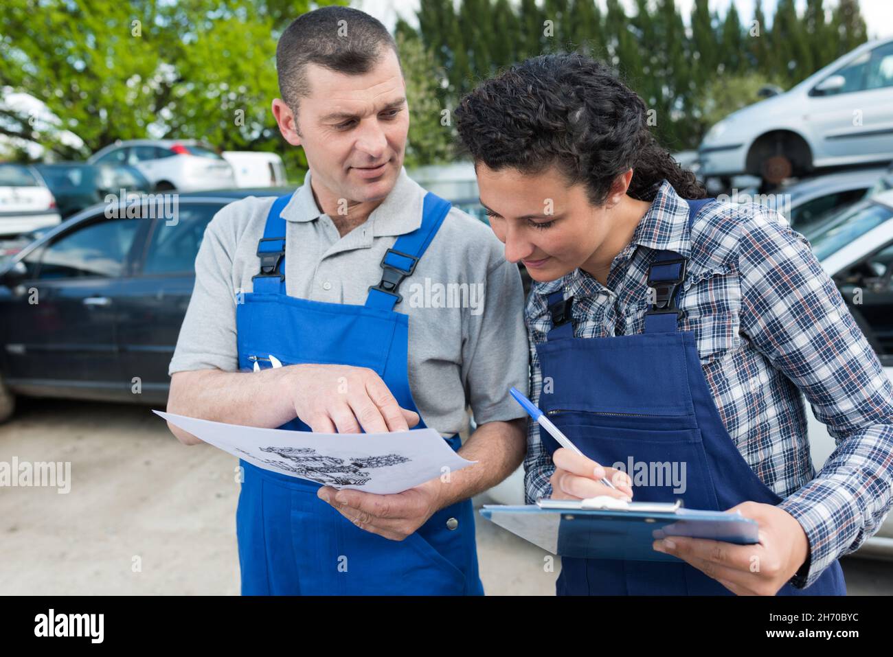 Car mechanics yard hi-res stock photography and images - Alamy