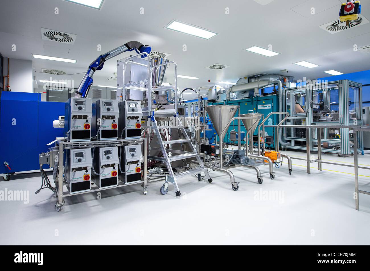 Research manufacturing hi-res stock photography and images - Alamy