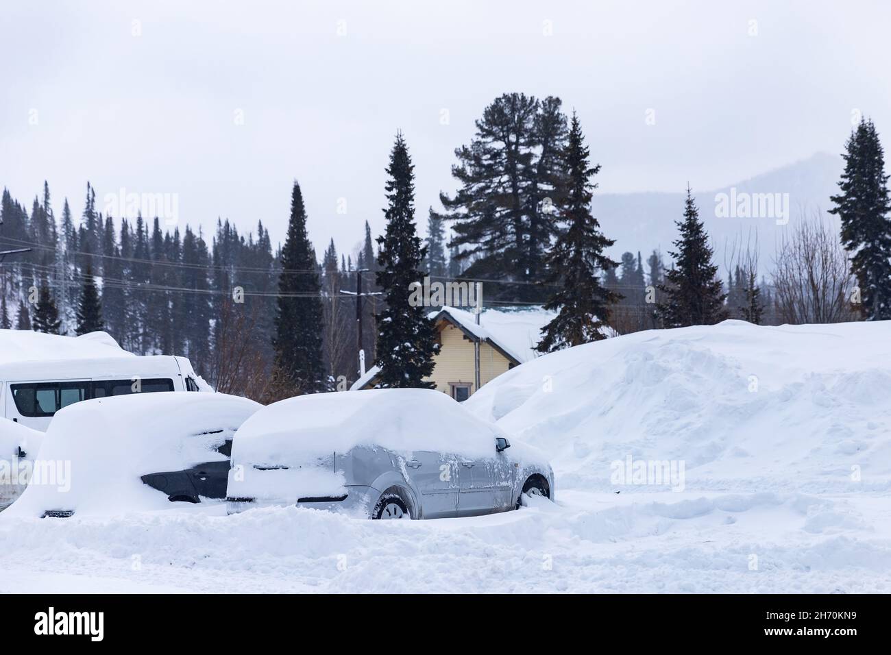Car blocked snowfall in parking snowstorm winter frost Stock Photo - Alamy