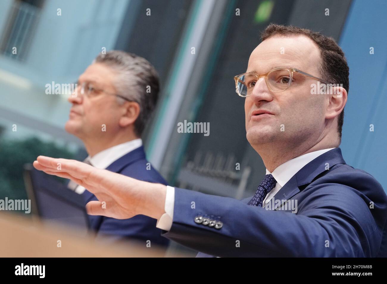 Berlin, Germany. 19th Nov, 2021. Jens Spahn (r, CDU), Executive Federal ...