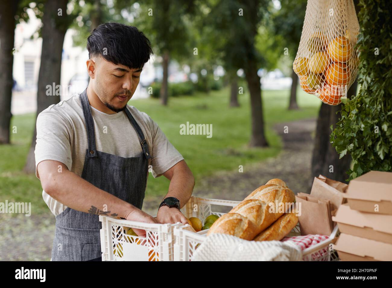 Man at food stall Stock Photo - Alamy