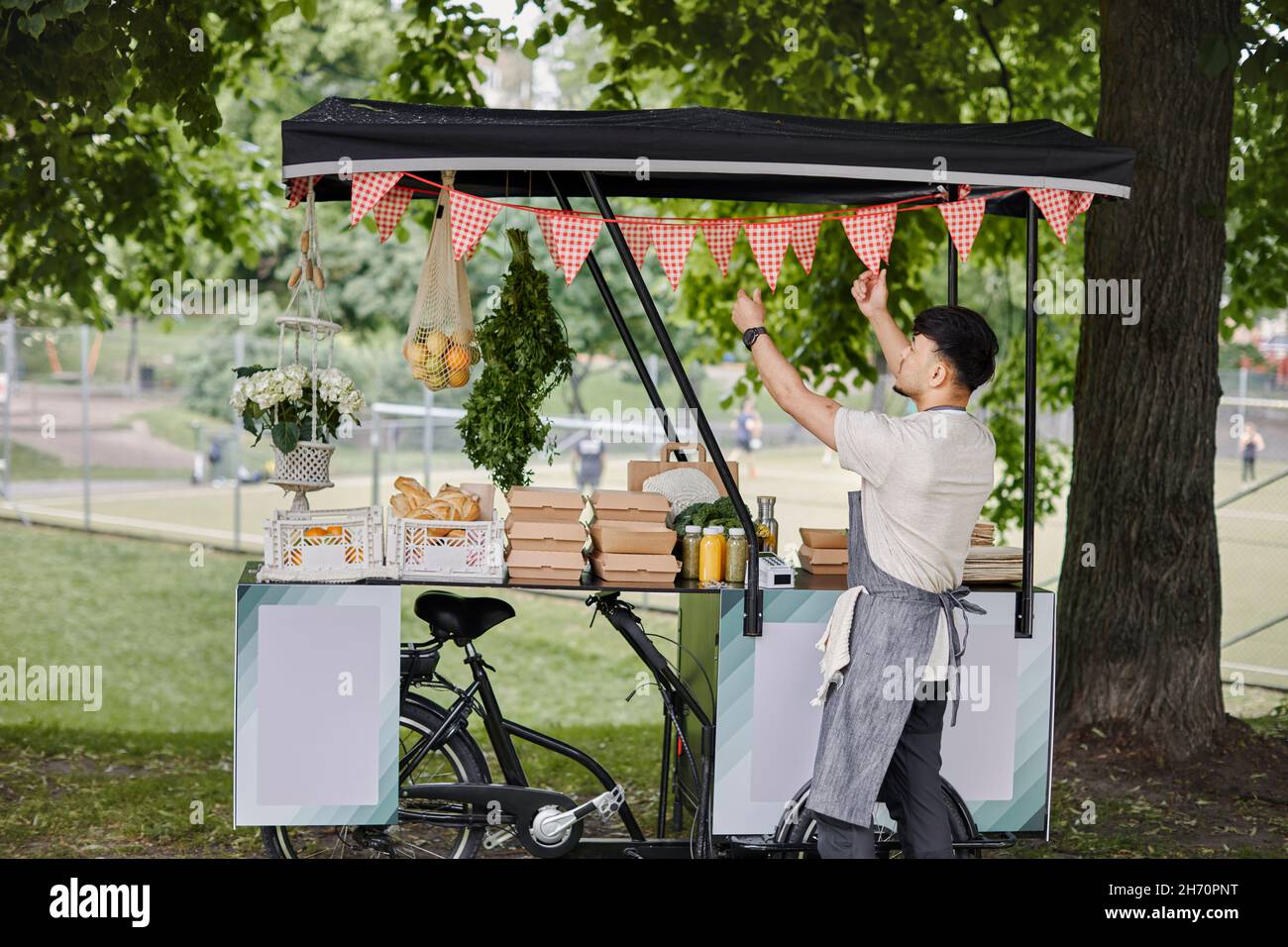 Man at food stall Stock Photo - Alamy