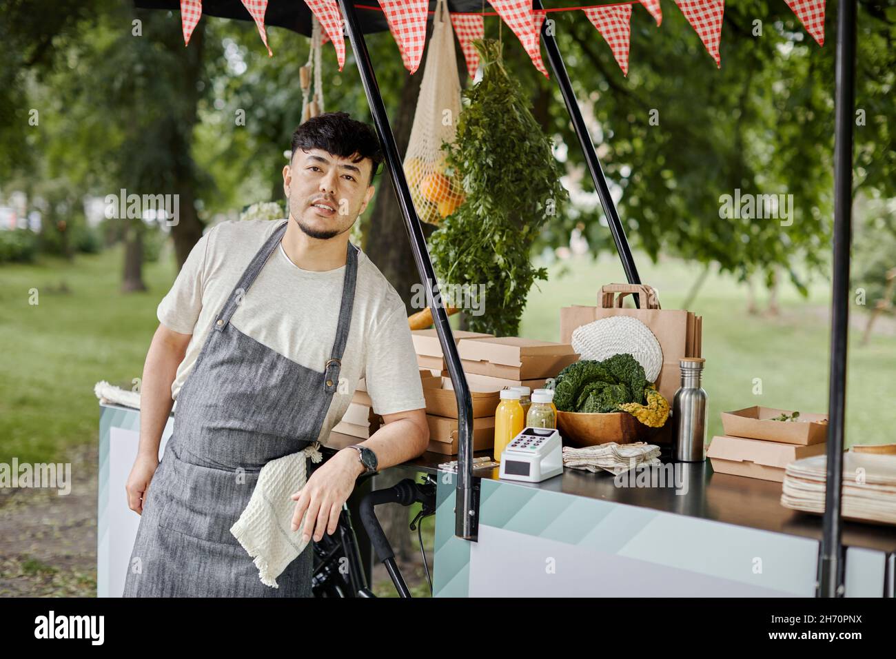 Man at food stall Stock Photo - Alamy