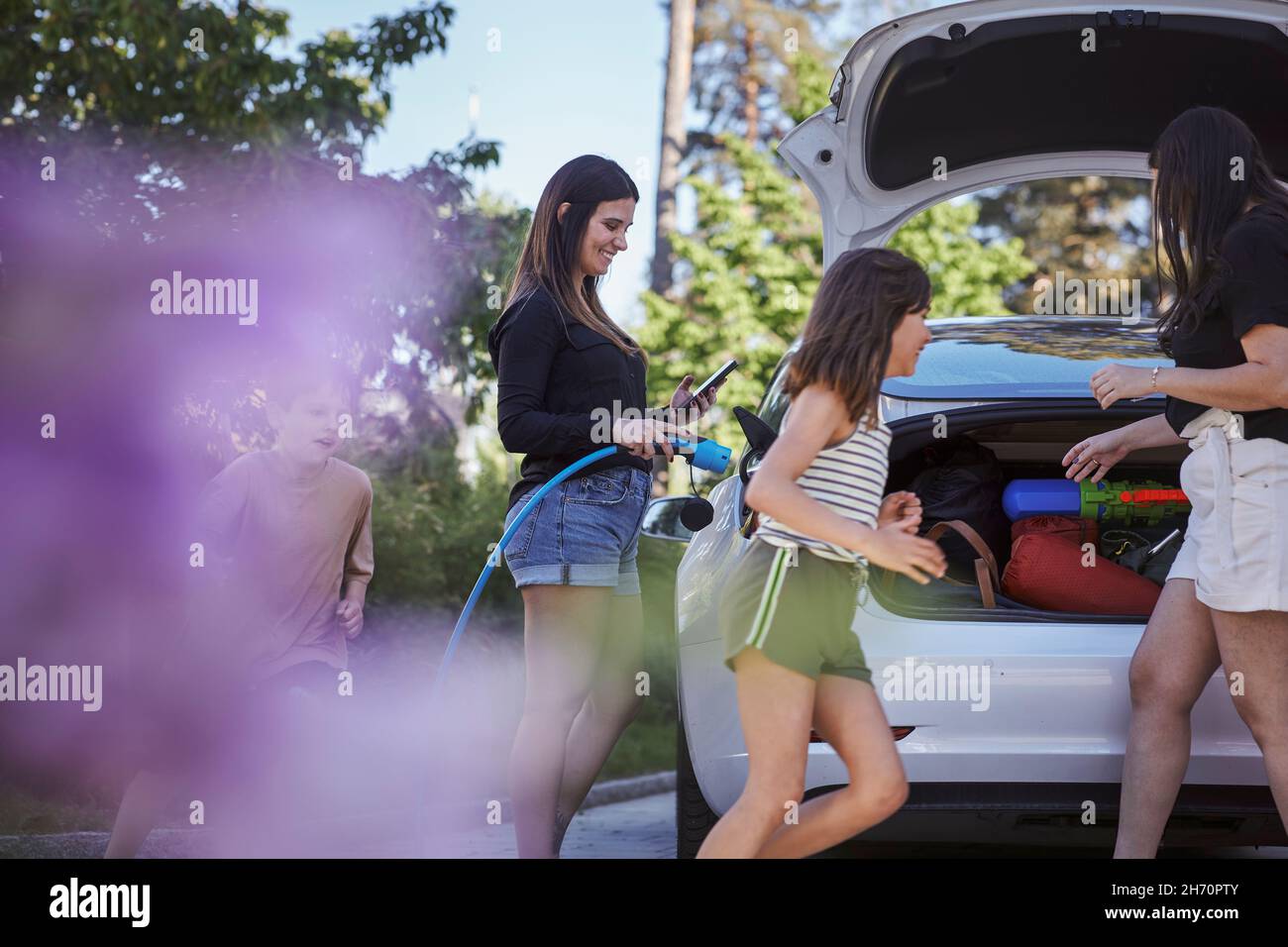 Family packing car boot Stock Photo - Alamy