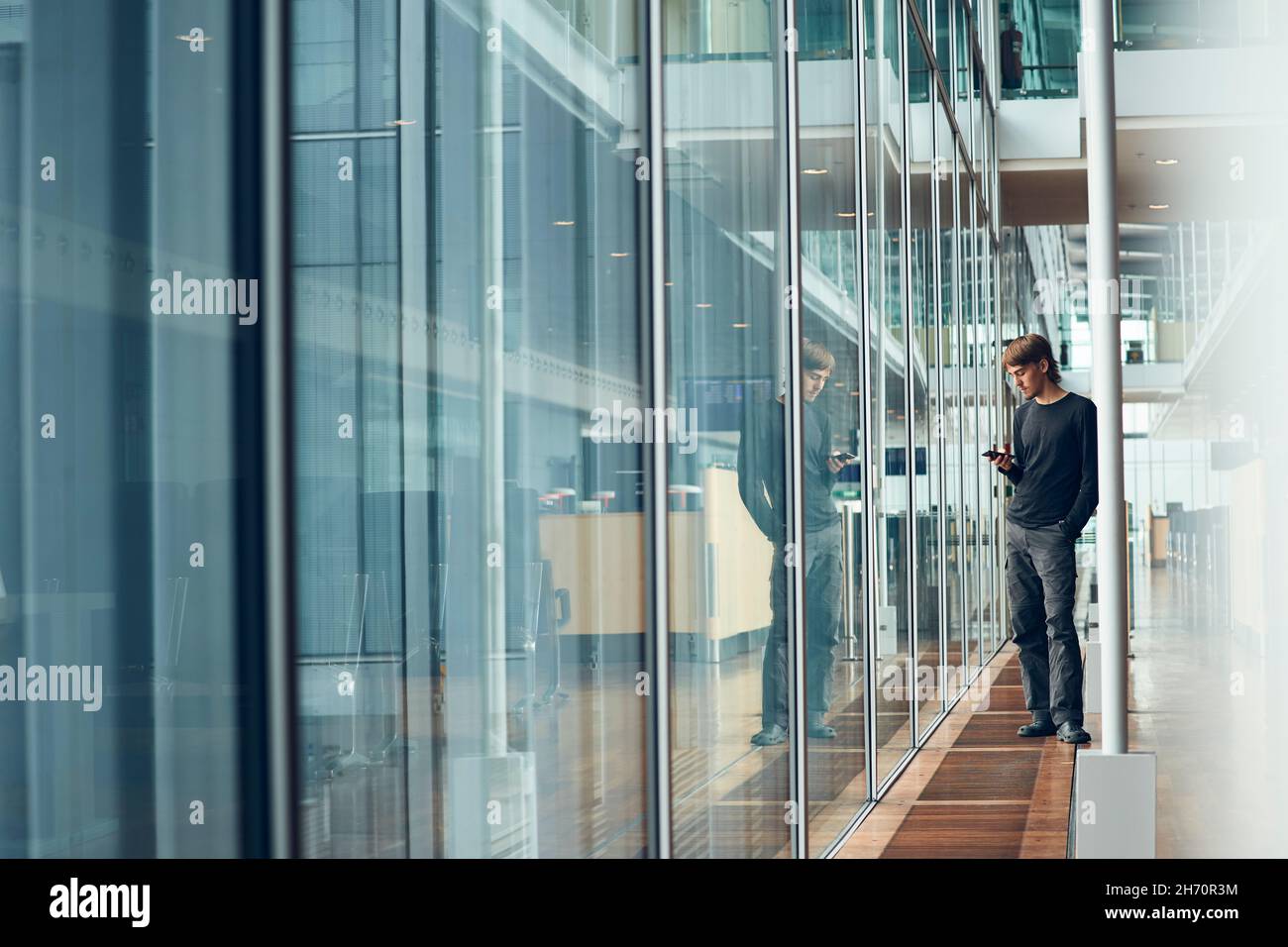 Modern tech full office hi-res stock photography and images - Alamy